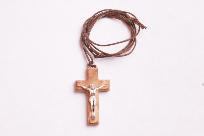 Línea con cordón cruces madera y metal