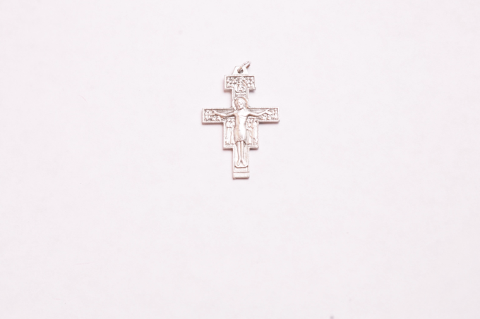 Línea con cordón cruces madera y metal