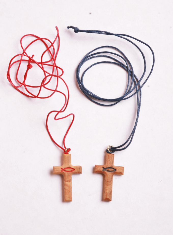 Línea con cordón cruces madera y metal